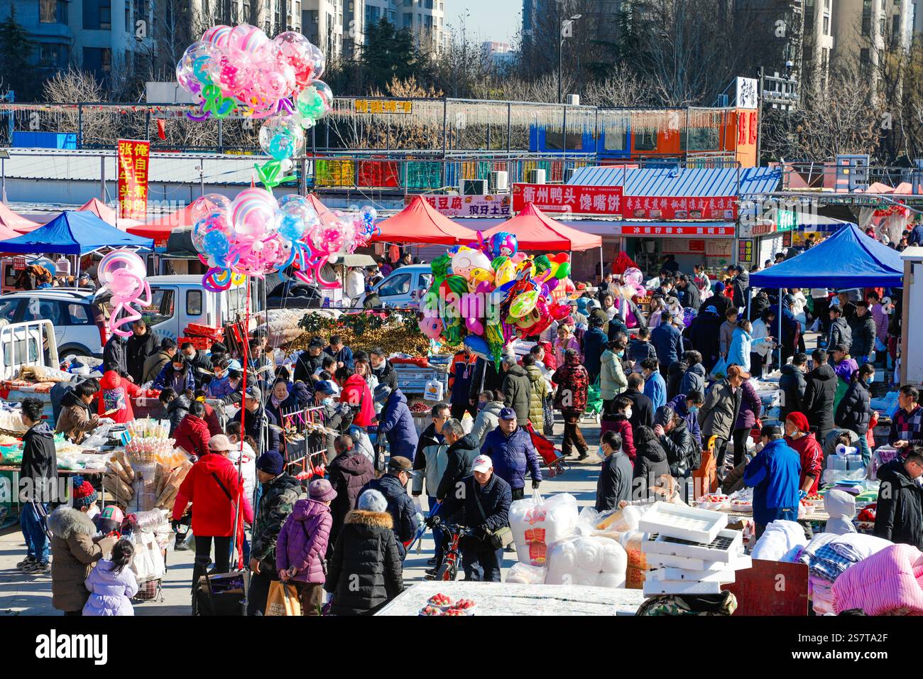 A bustling Spring Festival goods market in Jinan City, east China's ...