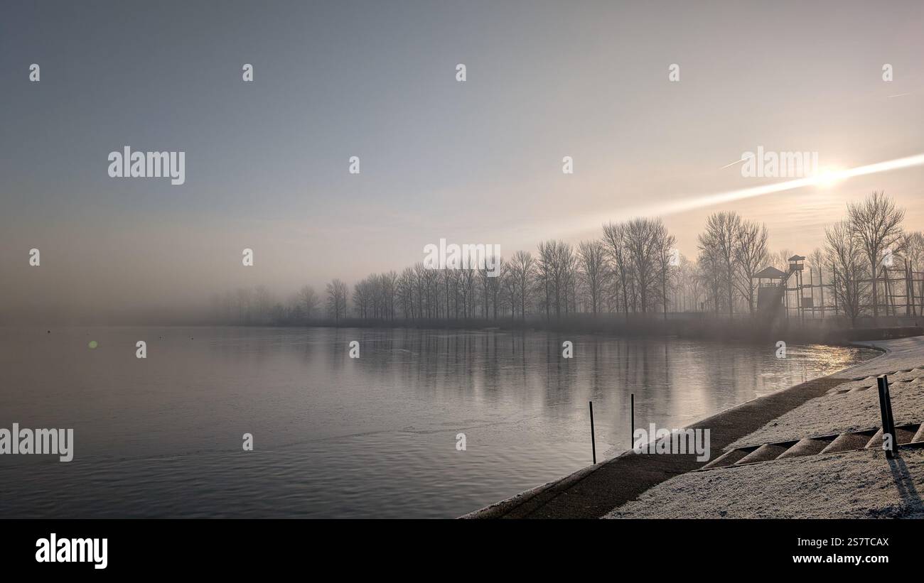 Winter Morning, Treeline Reflection at Willen Lake, Milton Keynes, UK ...