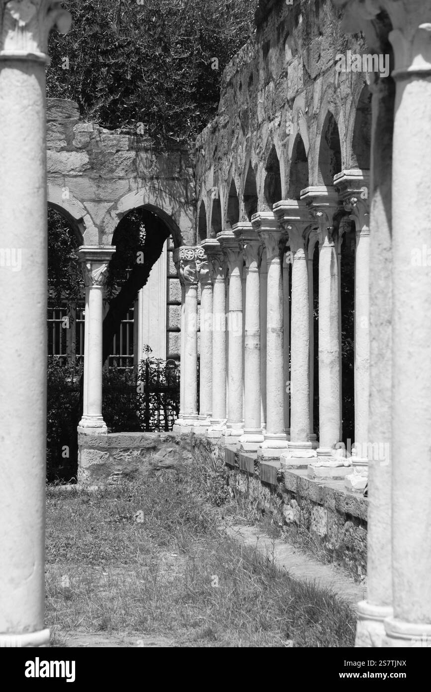 Italian Courtyard with columns B&W Stock Photo - Alamy