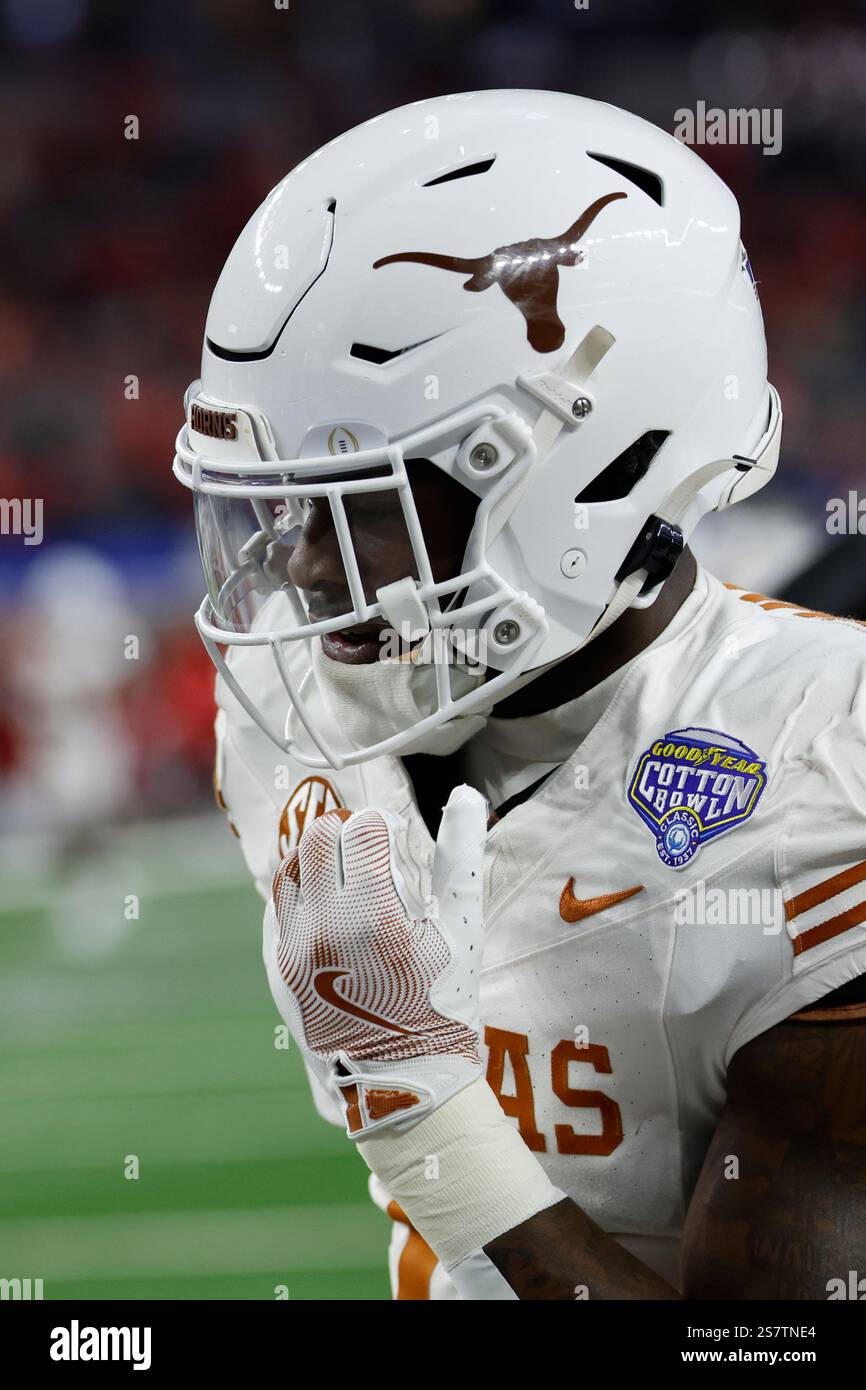 Texas linebacker Colin Simmons (11) during pregame warmups before the ...