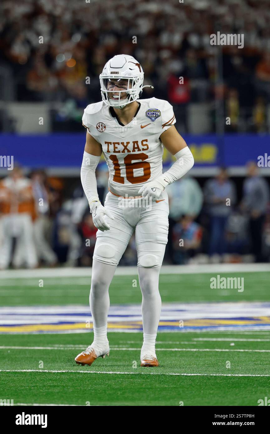 Texas defensive back Michael Taaffe (16) lines up for the snap during ...