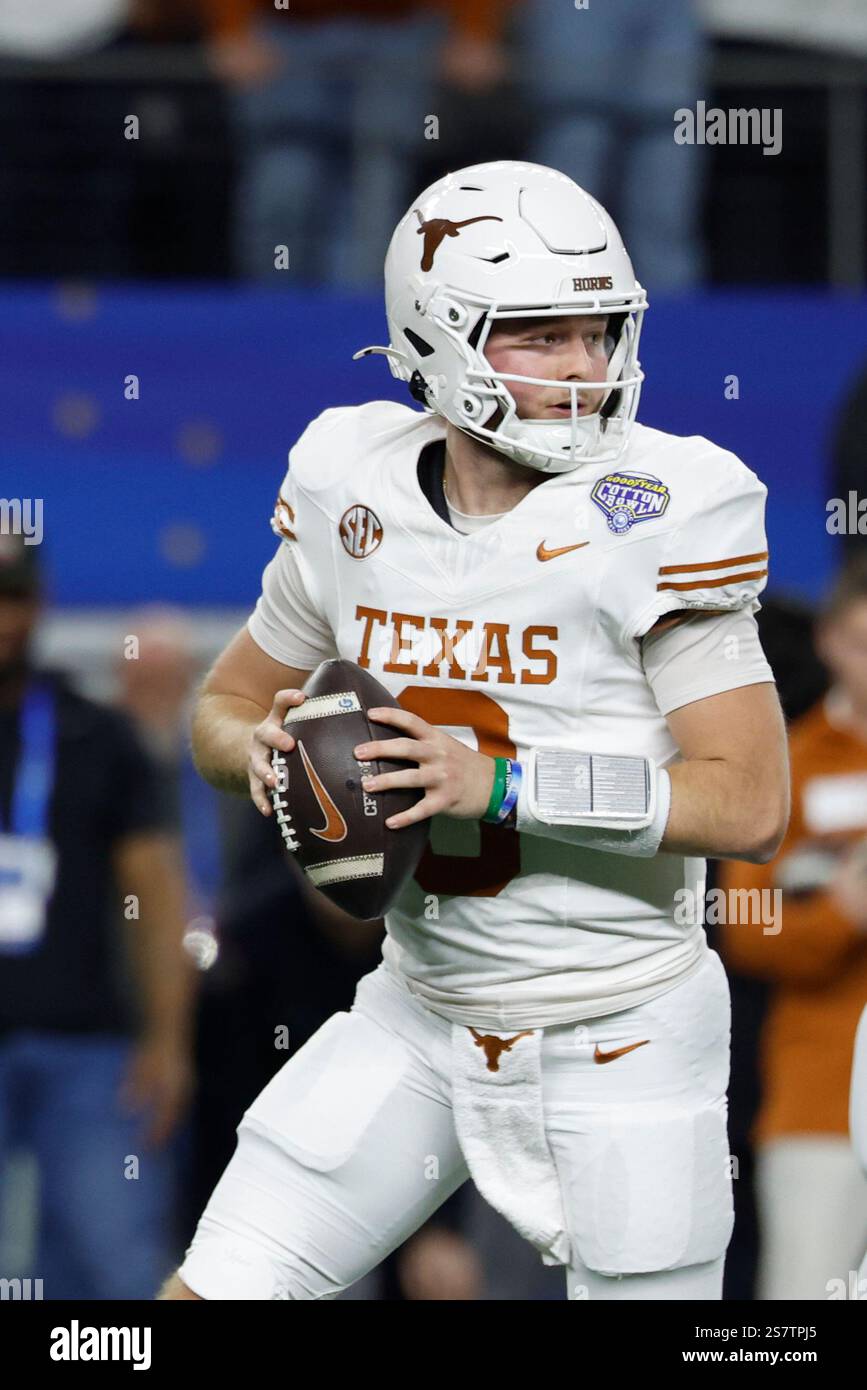 Texas quarterback Quinn Ewers (3) looks to pass during the NCAA CFP ...