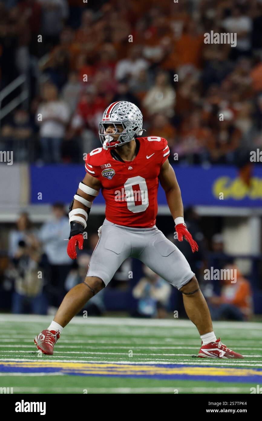 Ohio State linebacker Cody Simon (0) looks to defend during the NCAA ...