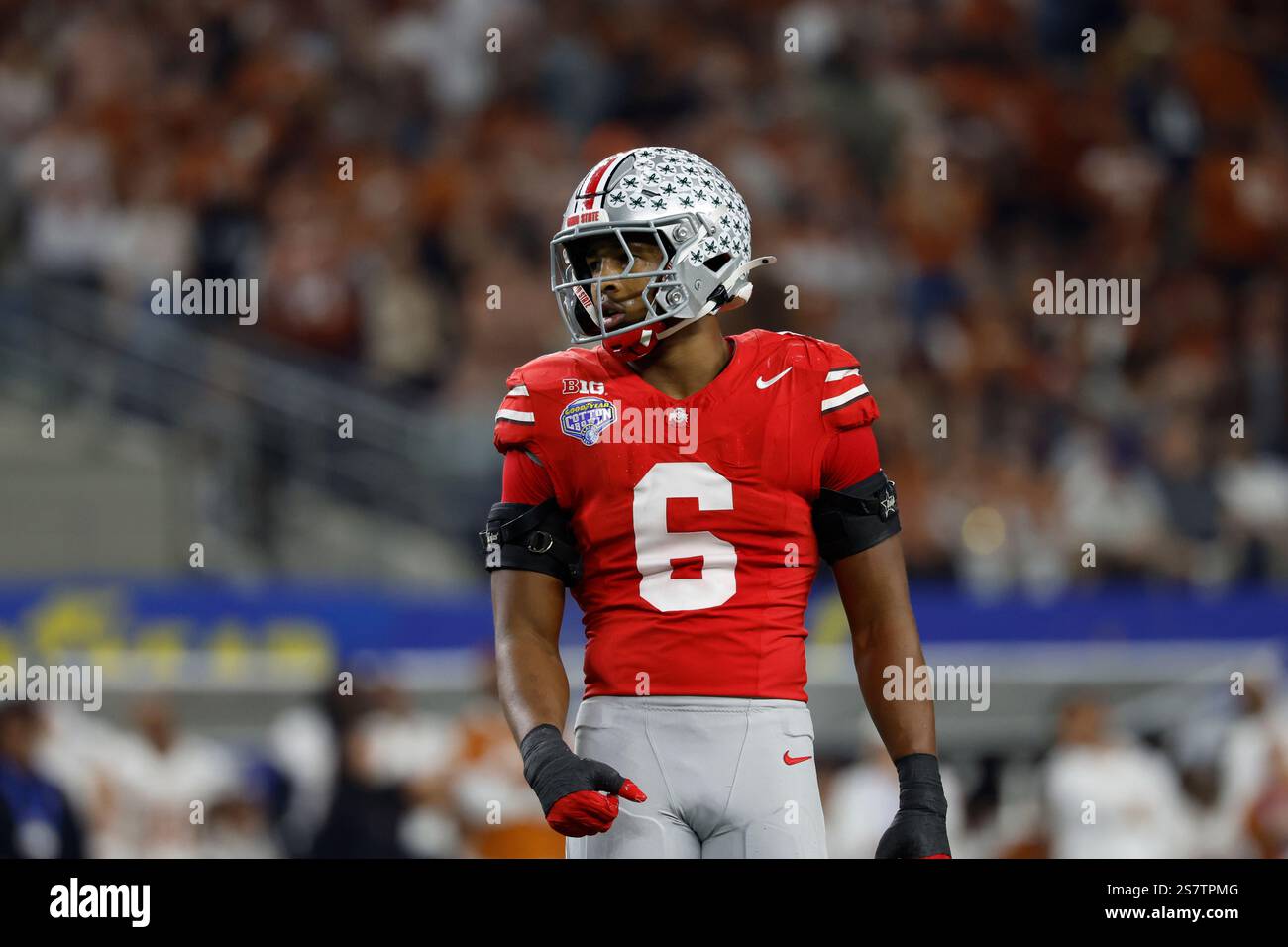 Ohio State linebacker Sonny Styles (6) lines up for the snap during the ...