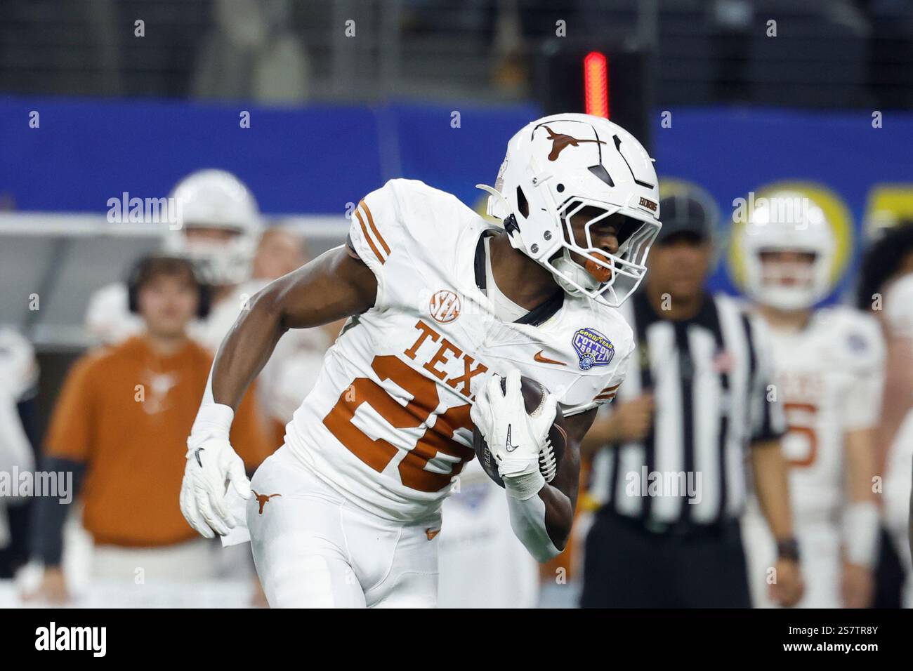 Texas running back Quintrevion Wisner (26) carries the ball during the ...