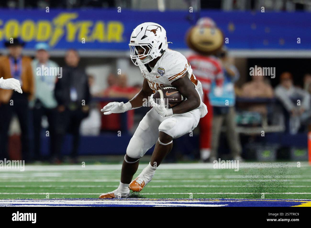 Texas running back Quintrevion Wisner (26) carries the ball during the ...