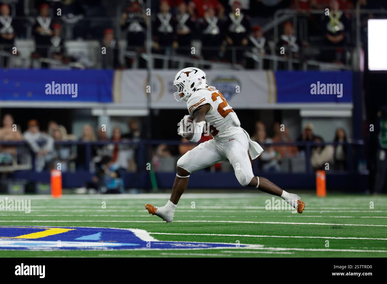 Texas running back Quintrevion Wisner (26) carries the ball during the ...