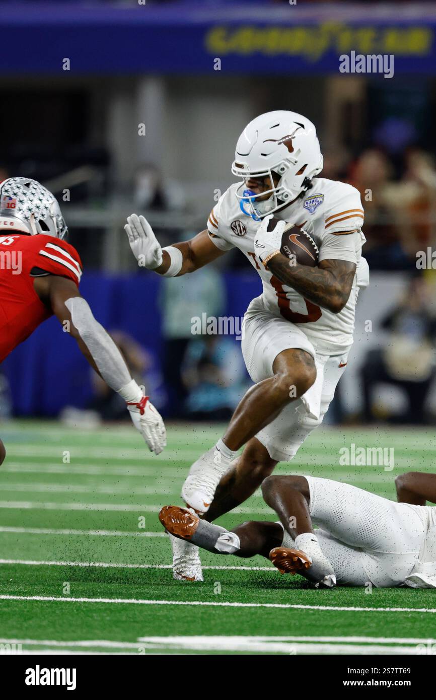 Texas wide receiver DeAndre Moore Jr. (0) carries the ball after a ...