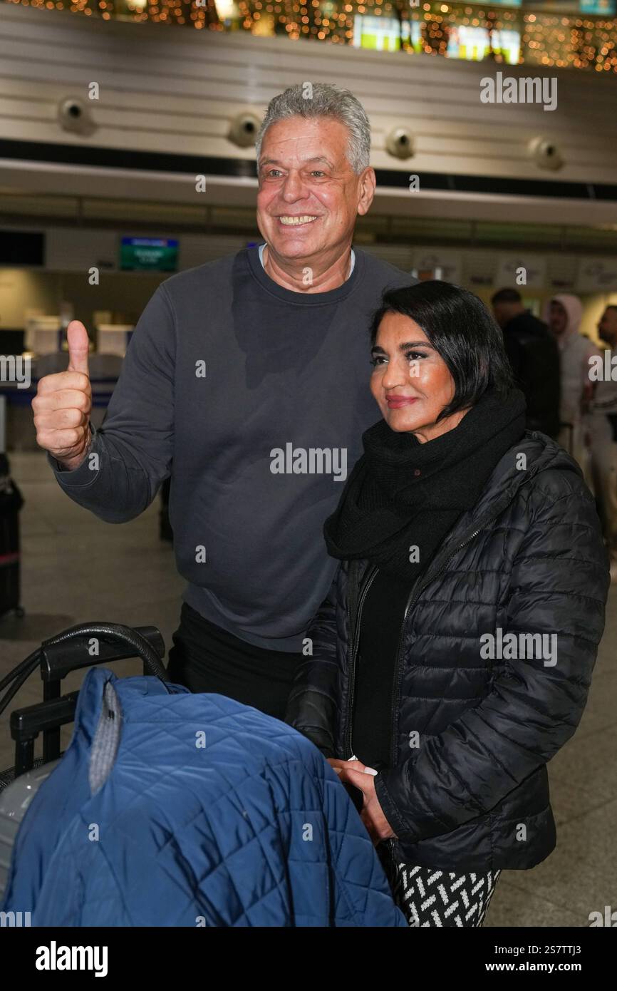 RTL Dschungelcamp - Frankfurt 2025. Jürgen Hingsen mit Ehefrau Francesca Santonocito beim Abflug ...