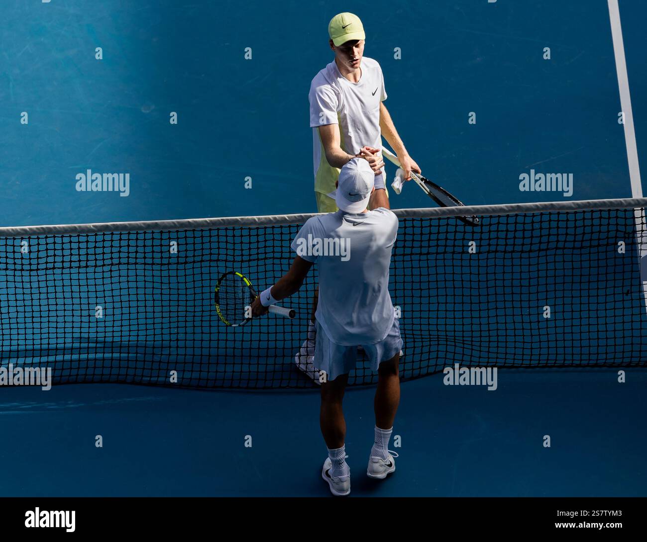 (250120) -- MELBOURNE, Jan. 20, 2025 (Xinhua) -- Jannik Sinner (top) shakes hand with Holger ...