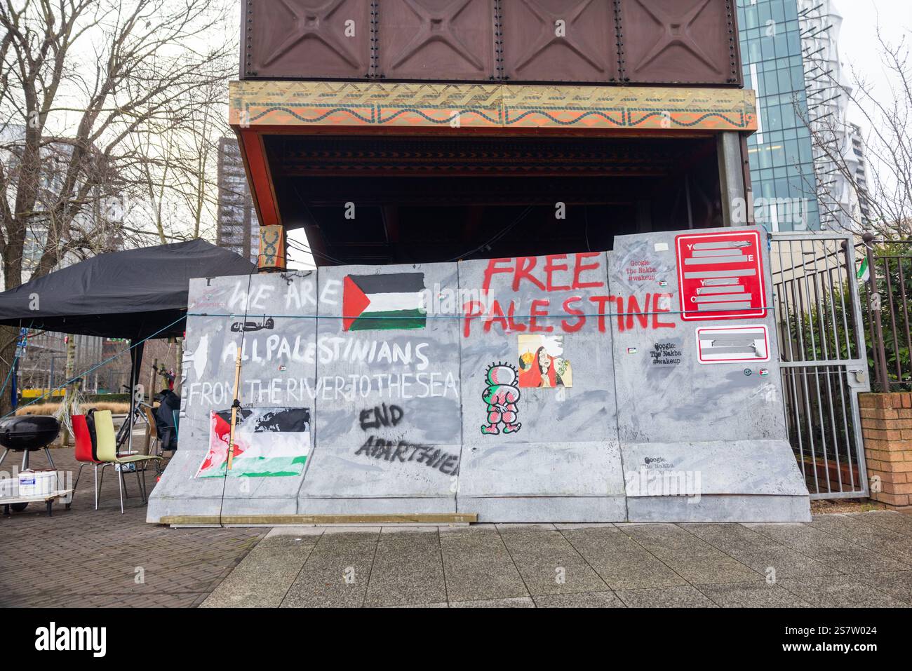 London, UK. 20 JAN, 2025 fake border wall reads "free palestine" on the ...