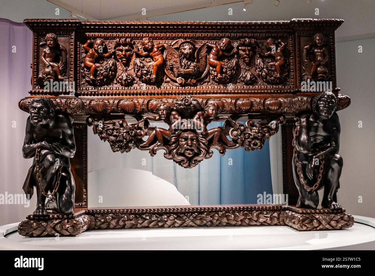 Colonial Cabinet artifact exhibition display in Paleis Het Loo from ...