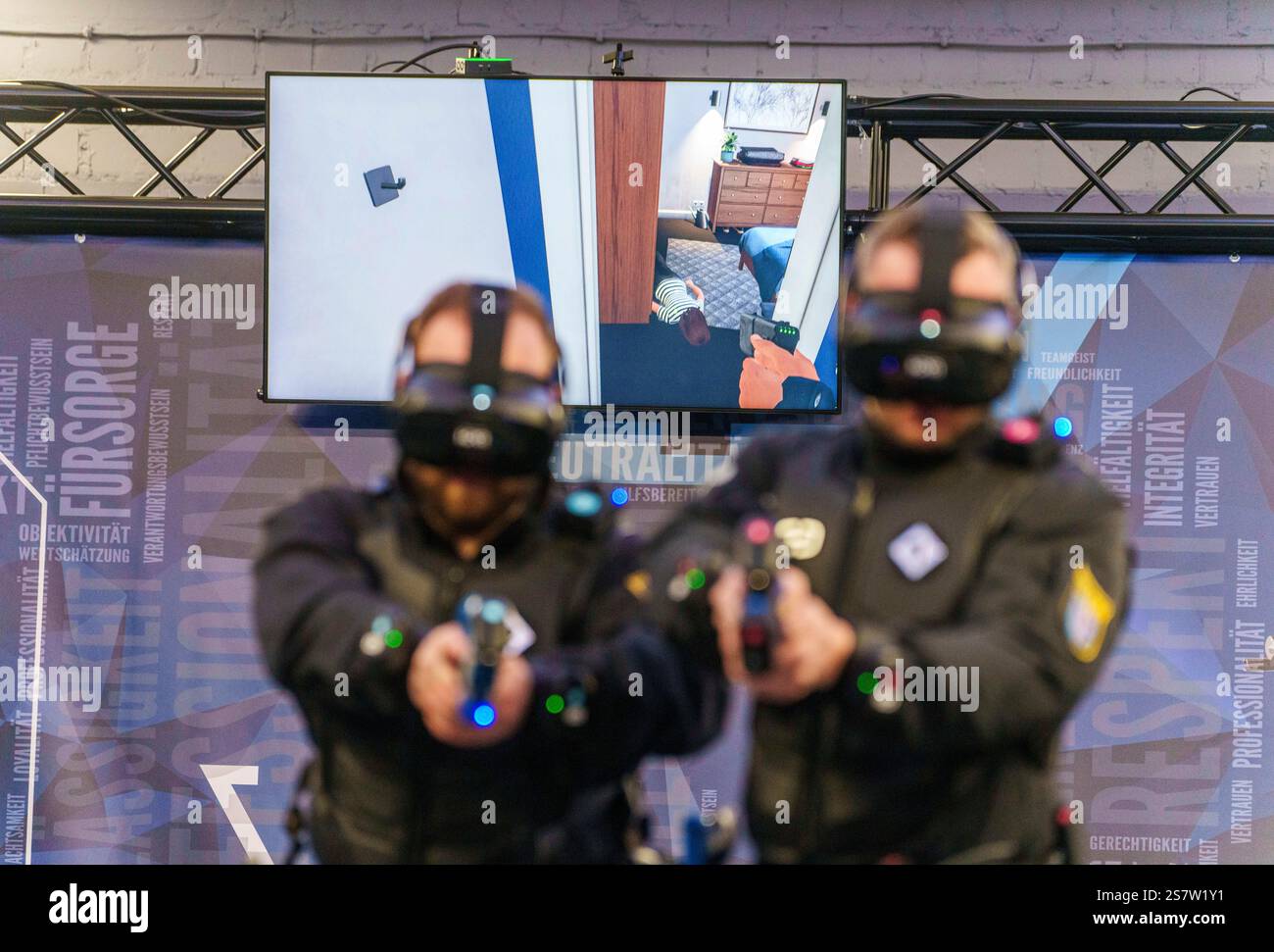 20 January 2025, Hesse, Wiesbaden: Police officers demonstrate in the ...