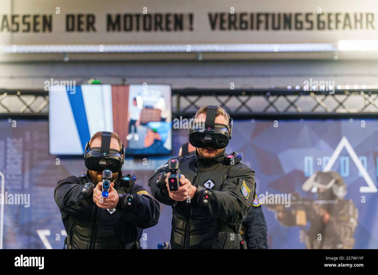 20 January 2025, Hesse, Wiesbaden: Police officers demonstrate in the ...