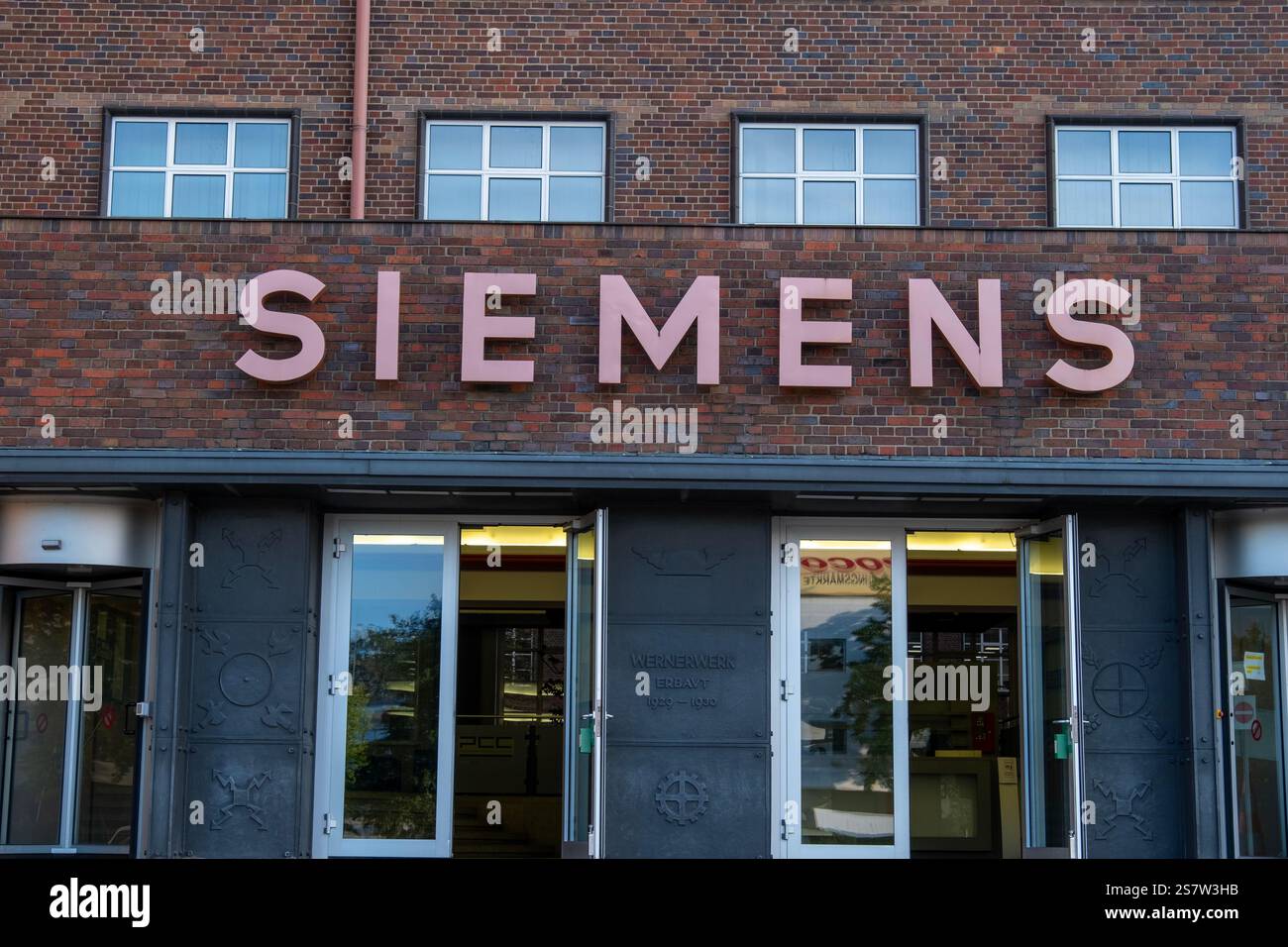 Siemens logo, office German conglomerate Siemens AG operating electrical engineering ...