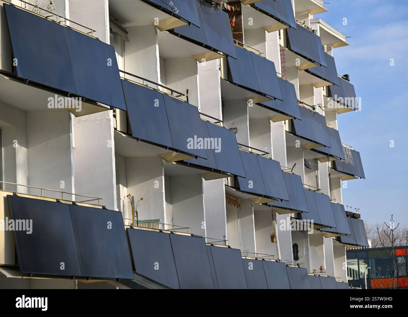 Erfurt, Germany. 20th Jan, 2025. Solar modules on the balconies of a ...