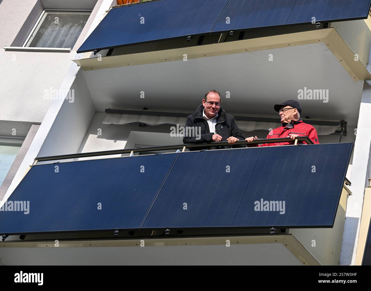 Erfurt, Germany. 20th Jan, 2025. Tilo Kummer (BSW, l), Minister for the ...