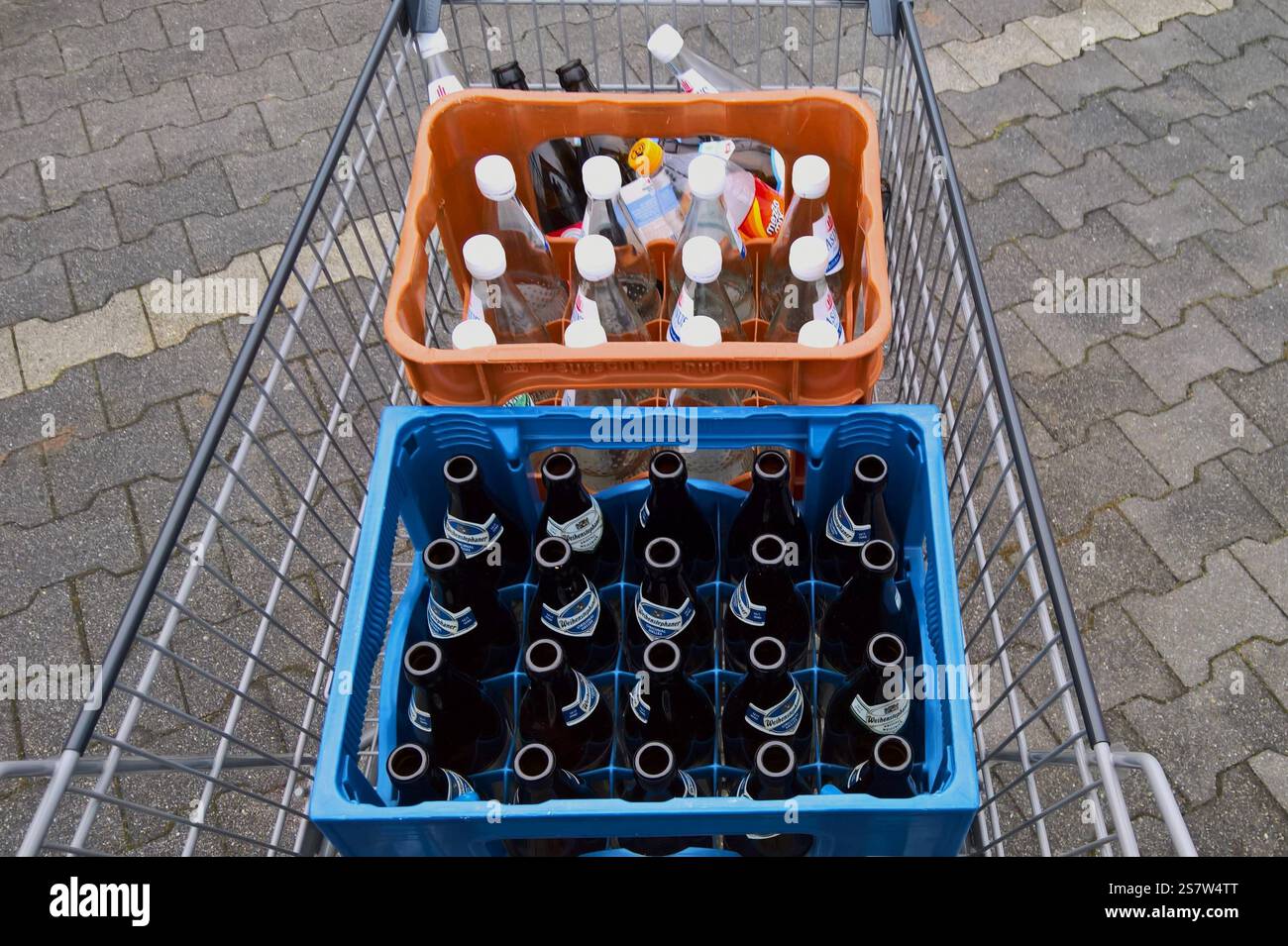 Mehrweg flaschen hi-res stock photography and images - Alamy