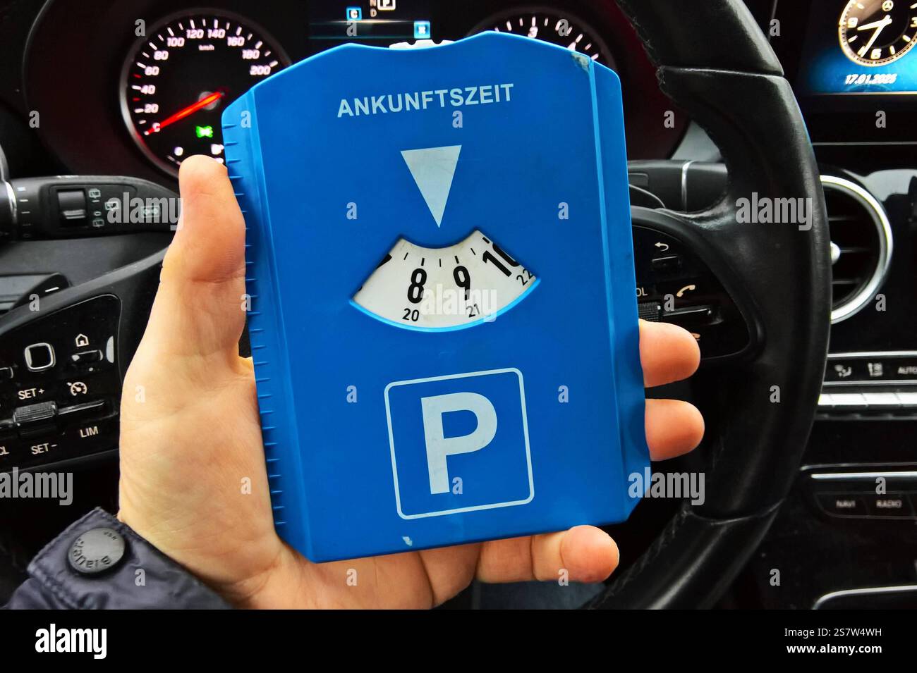 Parken mittels Parkscheibe. Eine Parkscheibe dient im Strassenverkehr ...