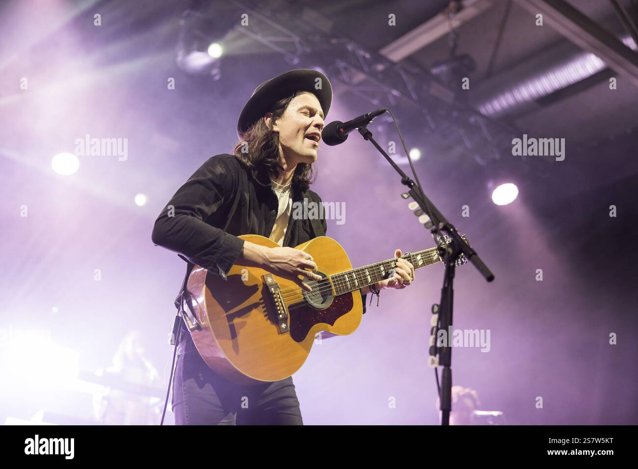 James Bay live on Up All Night Tour at the Columbiahalle in Berlin on ...