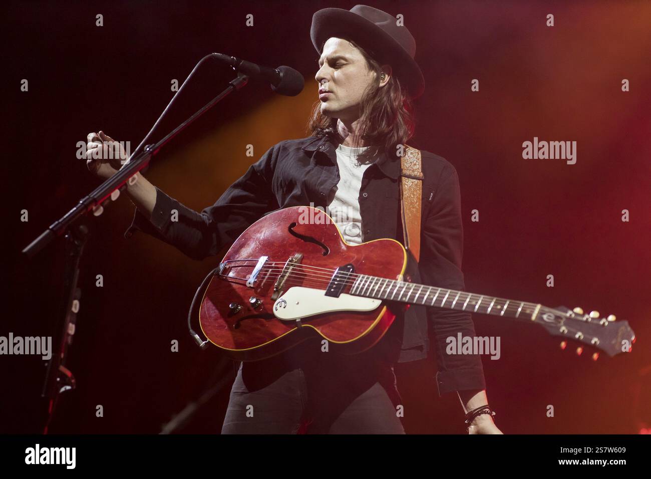 James Bay live on Up All Night Tour at the Columbiahalle in Berlin on ...