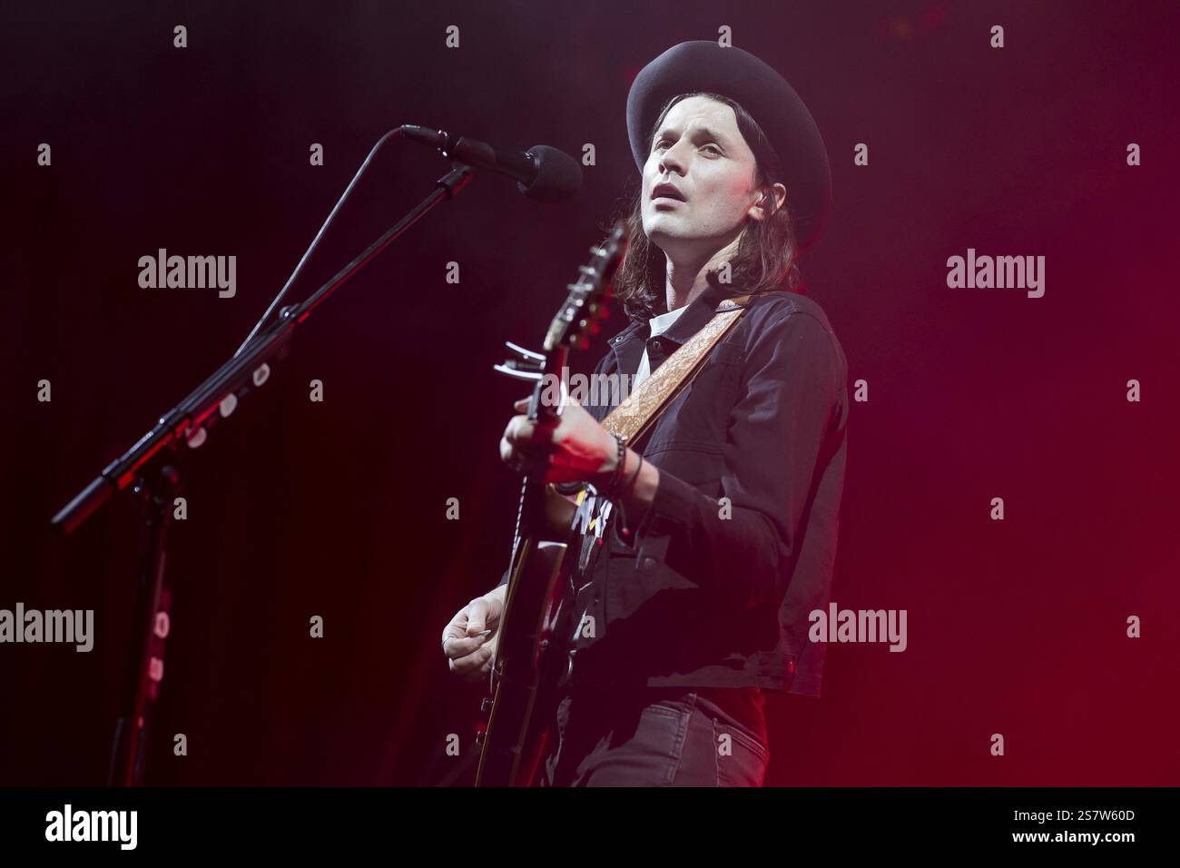 James Bay live on Up All Night Tour at the Columbiahalle in Berlin on ...