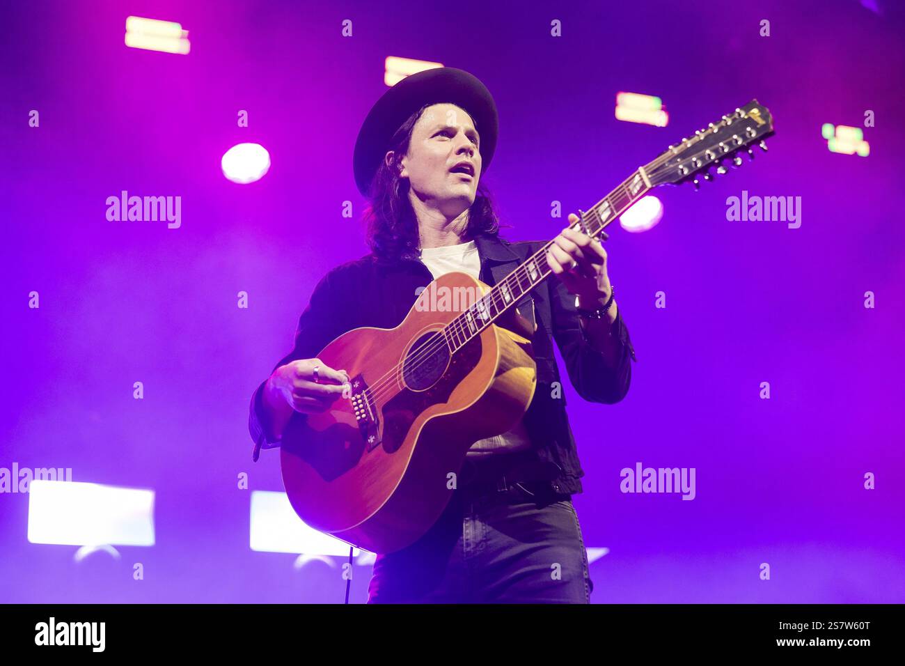 James Bay live on Up All Night Tour at the Columbiahalle in Berlin on ...