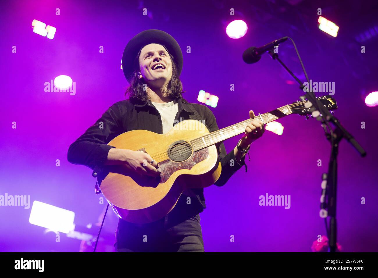 James Bay live on Up All Night Tour at the Columbiahalle in Berlin on ...