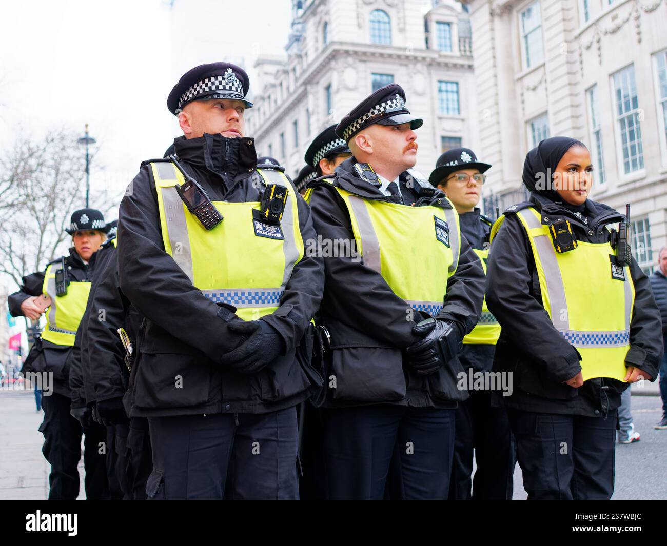 Metropolitan police 2025 riot uniform hi-res stock photography and ...