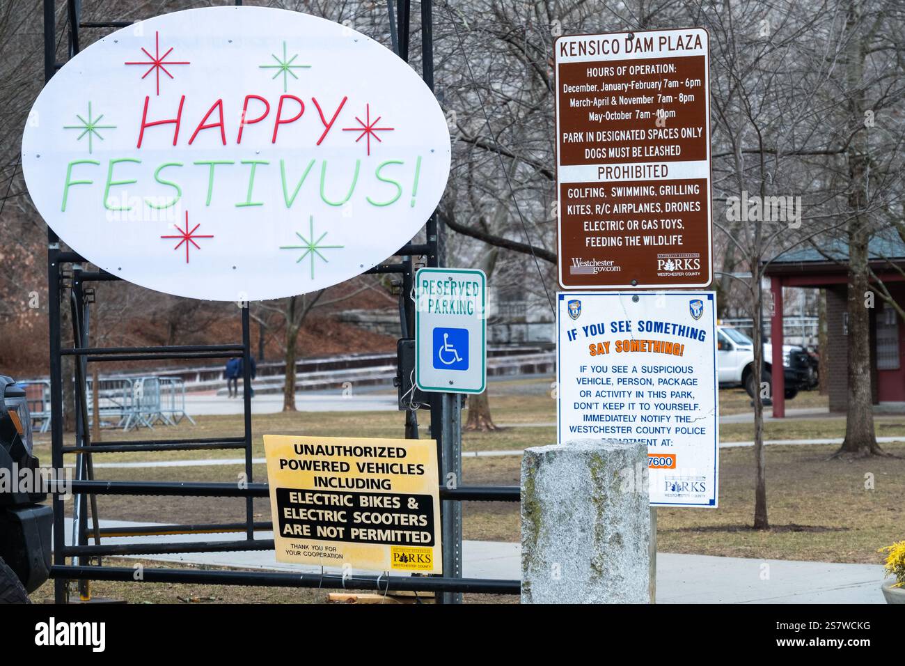 Jerry stiller festivus hi-res stock photography and images - Alamy
