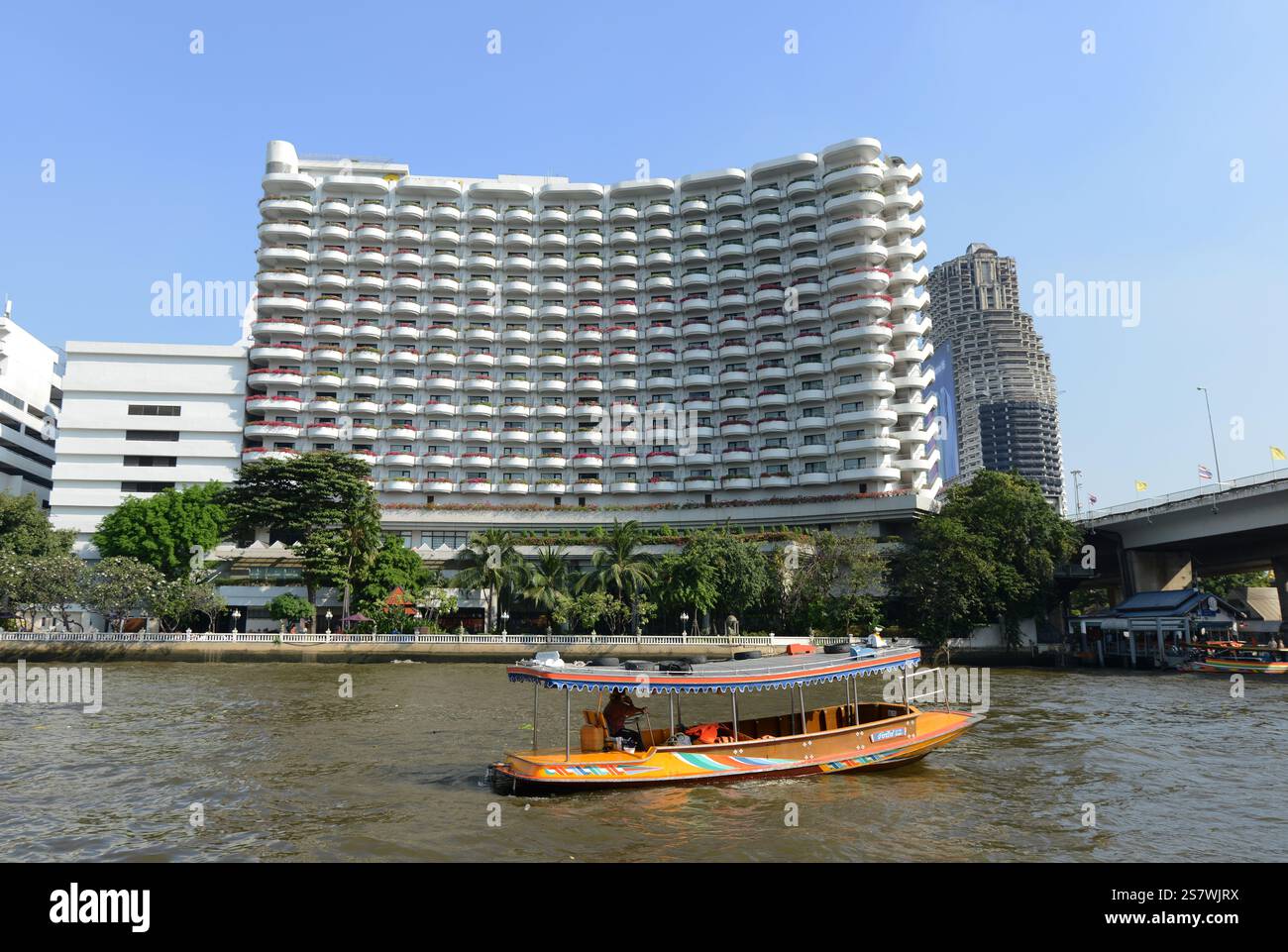 The Shangri-La hotel by the Chao Phraya river in Bangkok, Thailand Stock Photo - Alamy