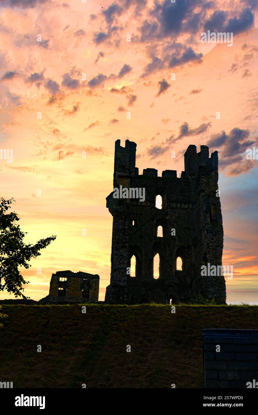 Helmsley Castle ruins, Helmsley, North Yorkshire Moors Park, North ...