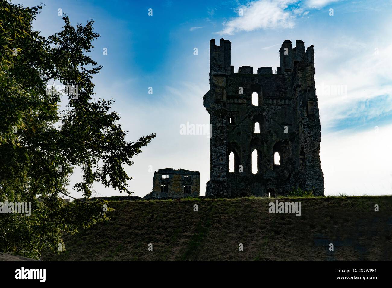 Helmsley Castle ruins, Helmsley, North Yorkshire Moors Park, North ...