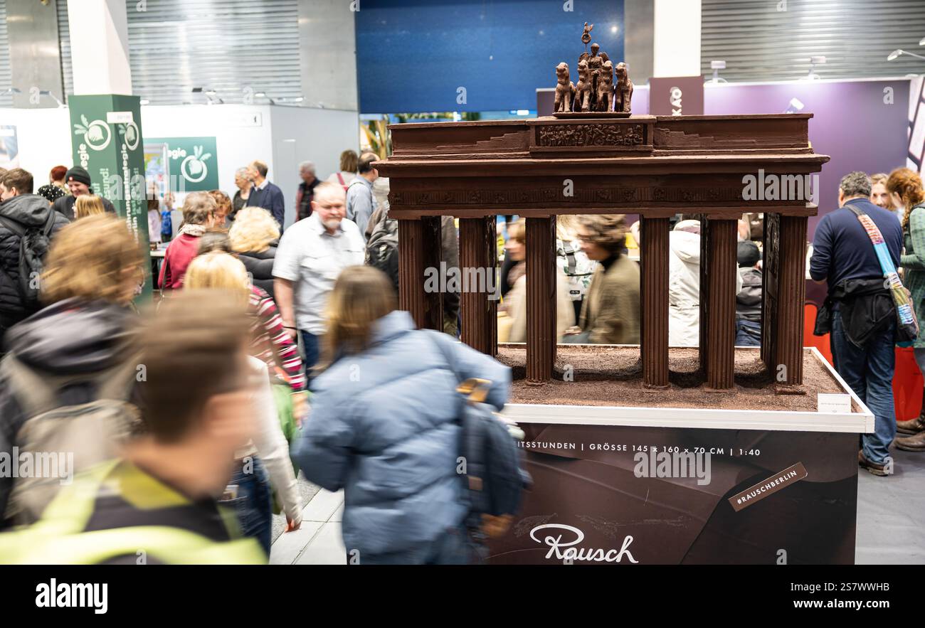 20 January 2025, Berlin: A chocolate replica of the Brandenburg Gate is ...