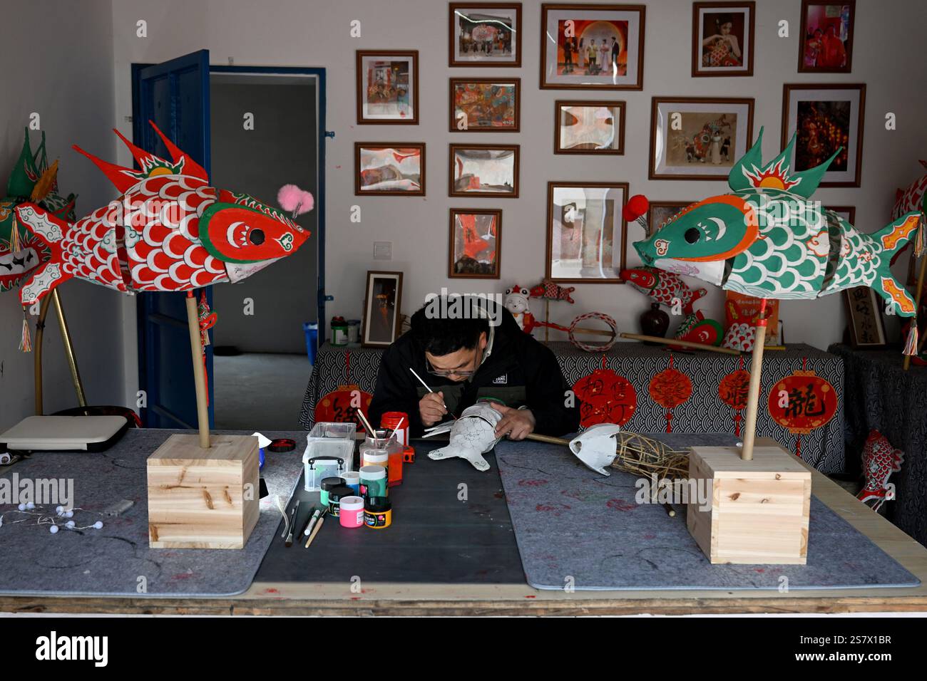 (250120) -- HUANGSHAN, Jan. 20, 2025 (Xinhua) -- A craftsman makes a ...