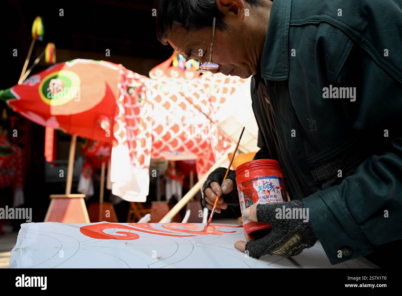 (250120) -- HUANGSHAN, Jan. 20, 2025 (Xinhua) -- A craftsman makes a ...