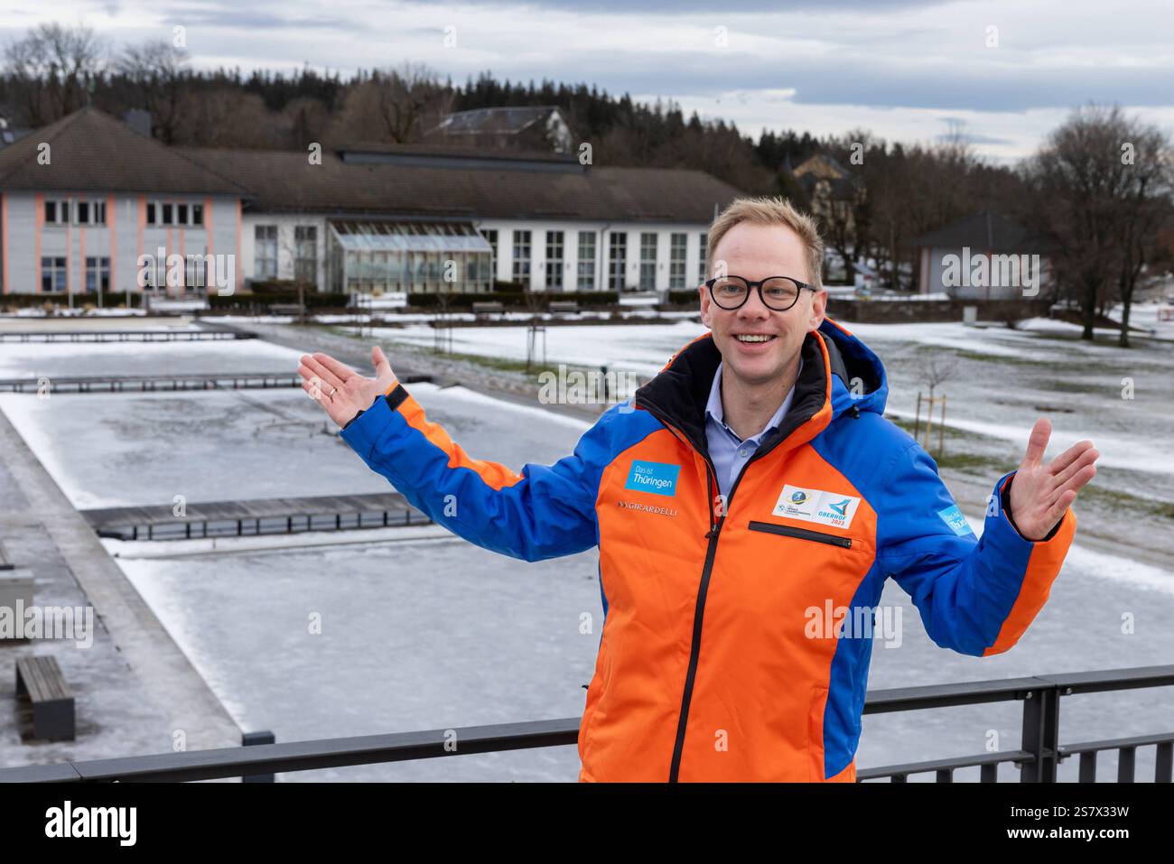 Daniel Fischer - Bürgermeister Oberhof Daniel Fischer pl, Bürgermeister, steht vor dem Kurpark ...