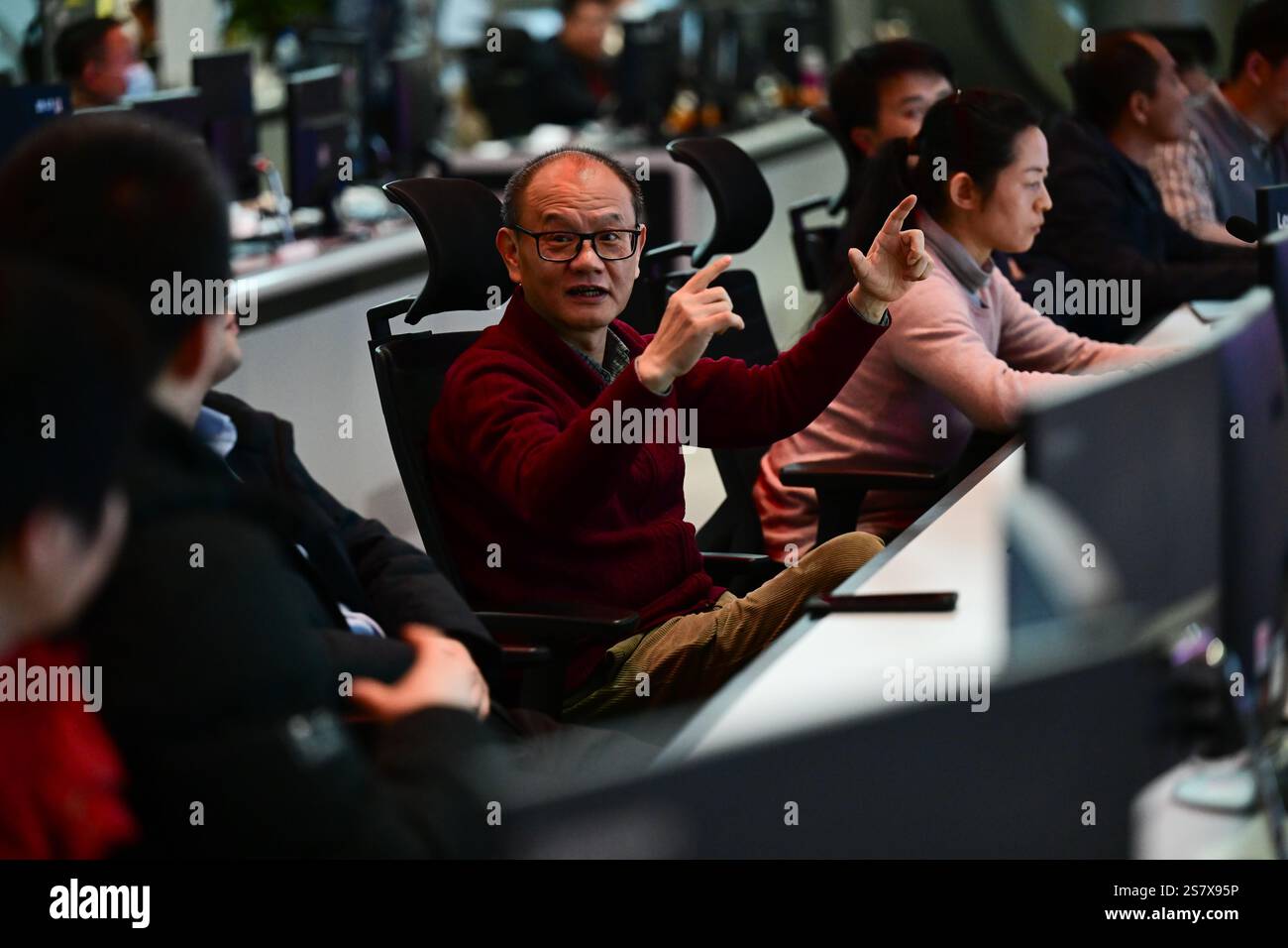 (250120) -- HEFEI, Jan. 20, 2025 (Xinhua) -- Gong Xianzu (C), head of ...