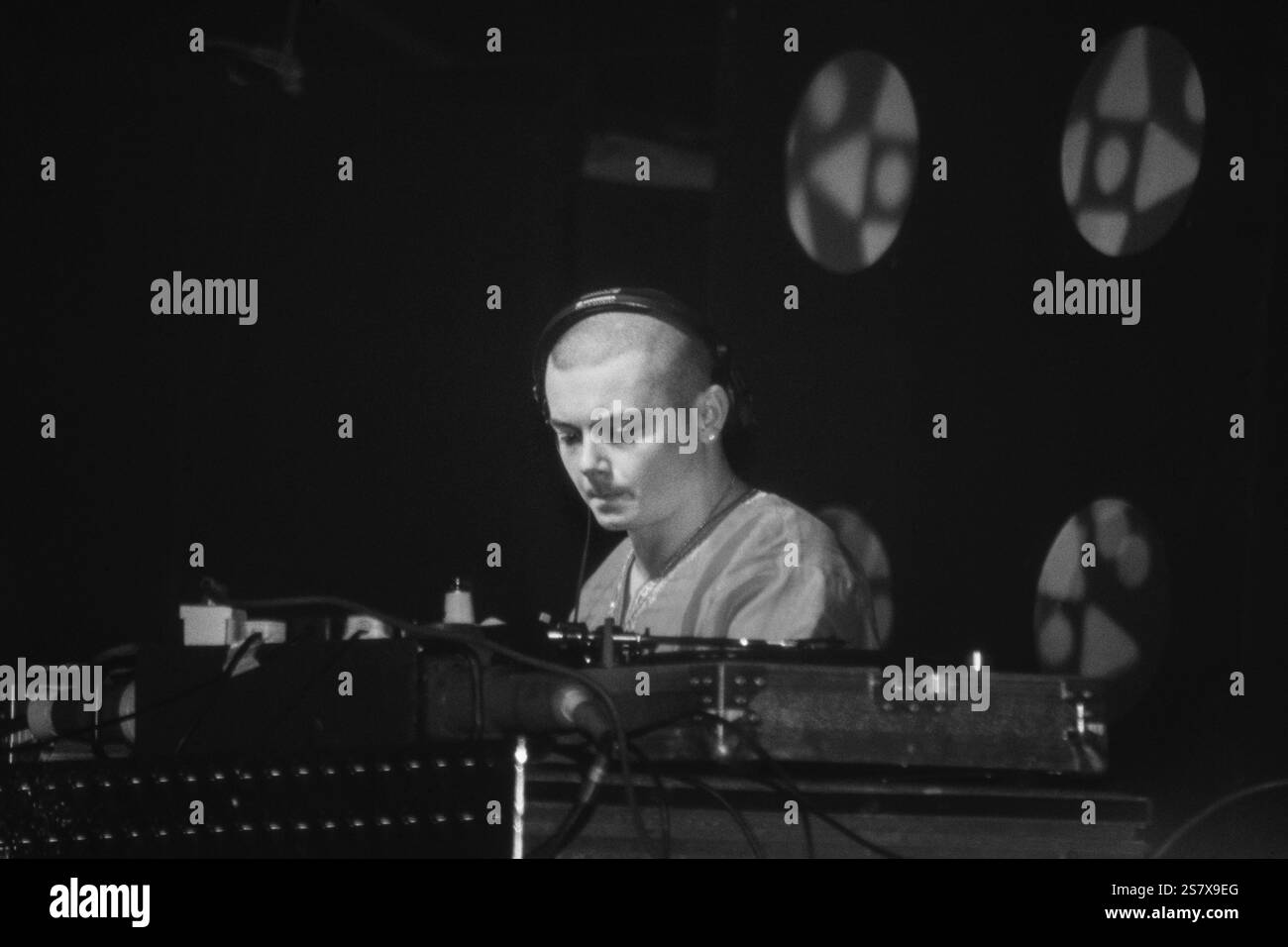 Using face mask young Black and White Stock Photos & Images - Alamy