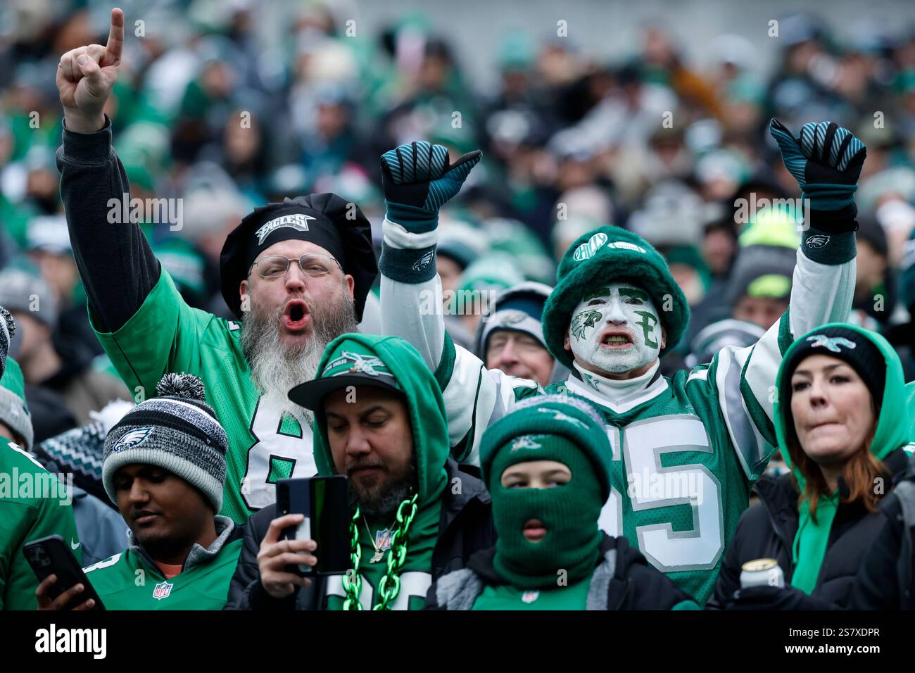Philadelphia Eagles fans cheer before an NFL football divisional ...