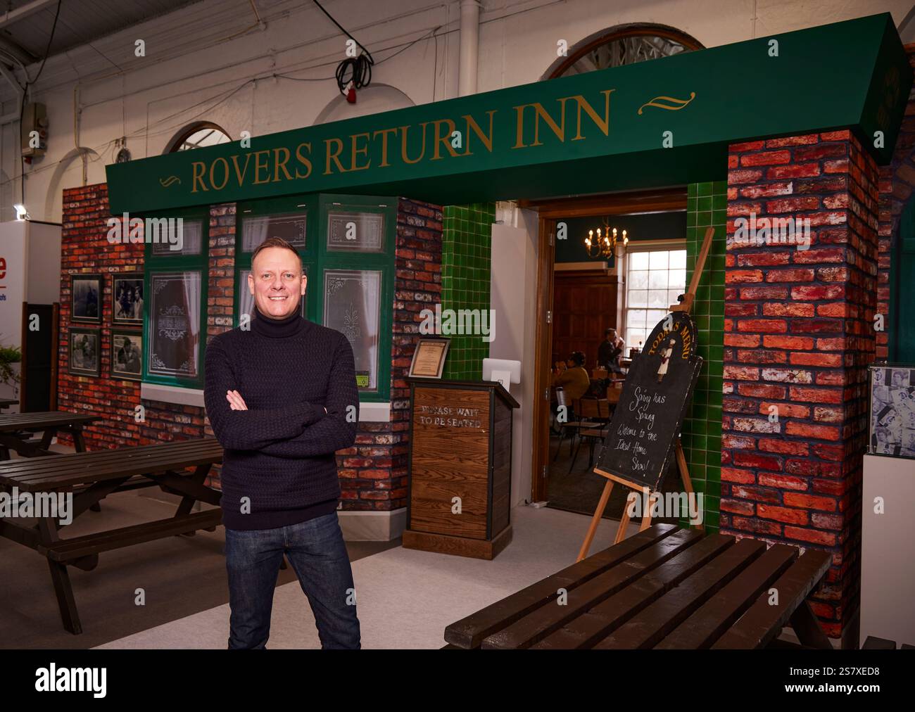 Coronation Street star Antony Cotton stops by the Rovers Return in ...