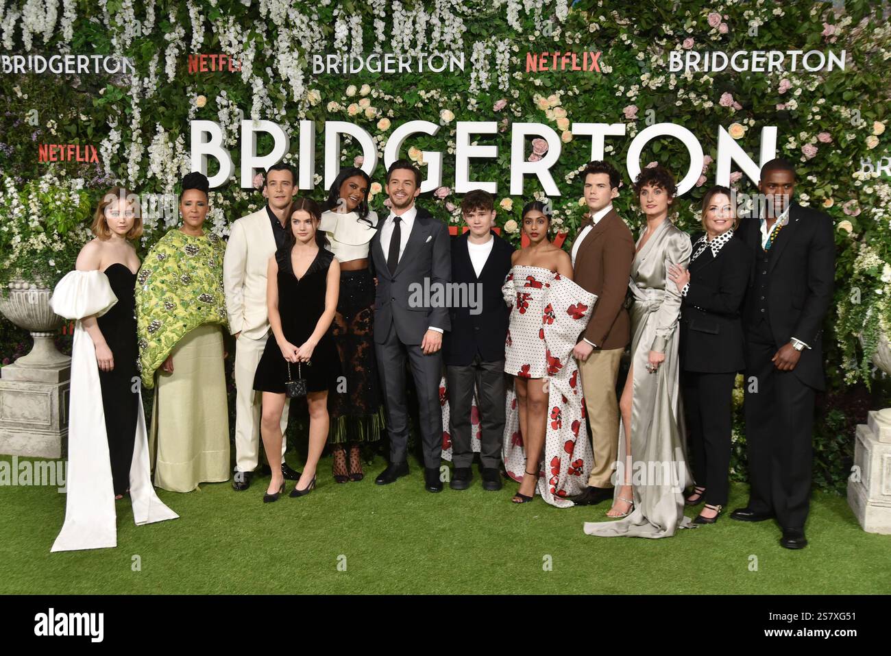 Luke thompson bridgerton hi-res stock photography and images - Alamy