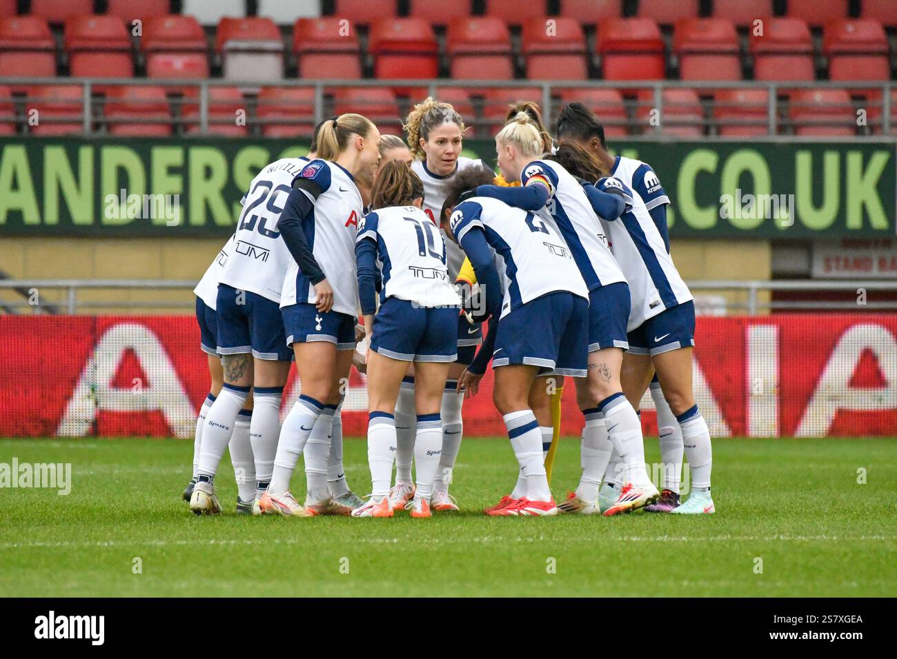 England women's football team 2025 hi-res stock photography and images ...