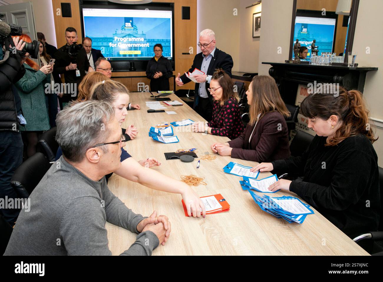 Votes on the draft programme for government, being counted at the Fine ...