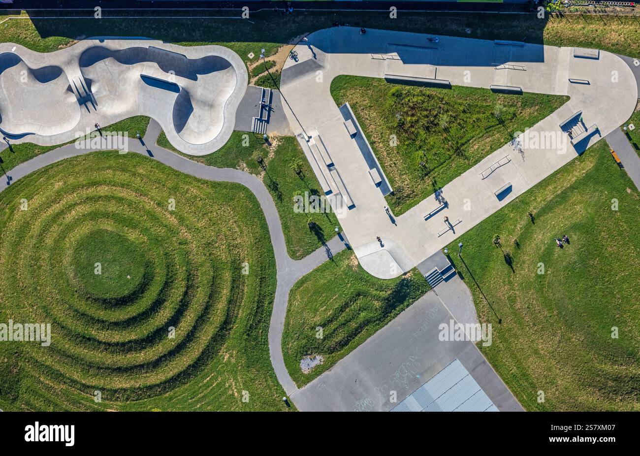 Modern skate park curves ramps hi-res stock photography and images - Alamy