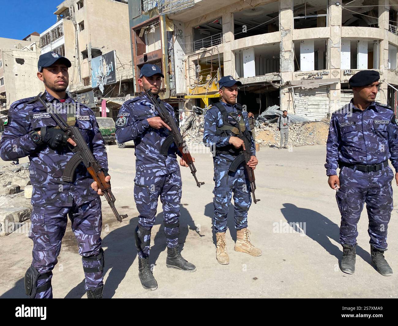 Palestinian Hamas police officers begin working to maintain security ...
