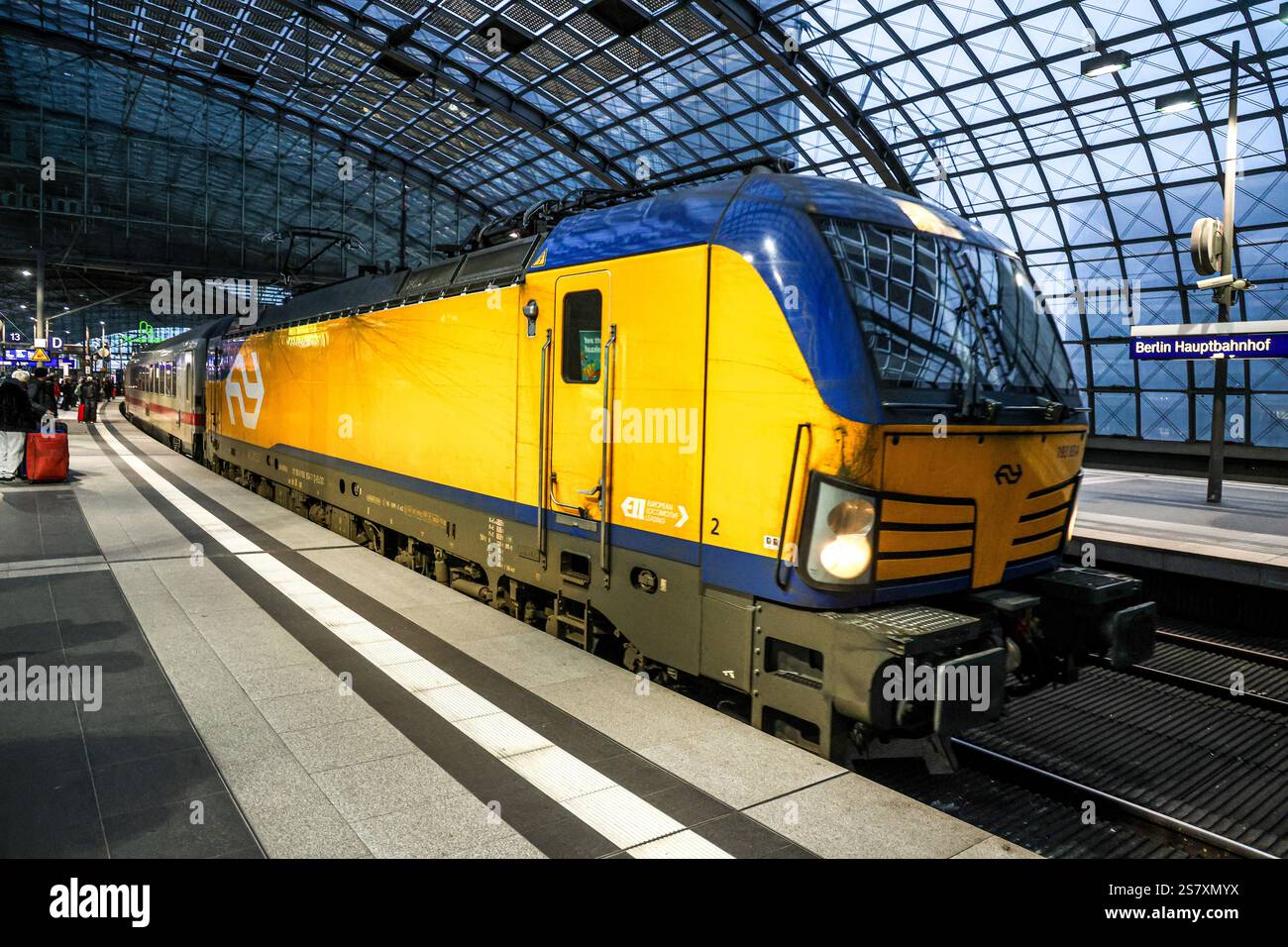 Eisenbahnverkehr - Berlin Hauptbahnhof - Intercity Zug von Berlin nach ...