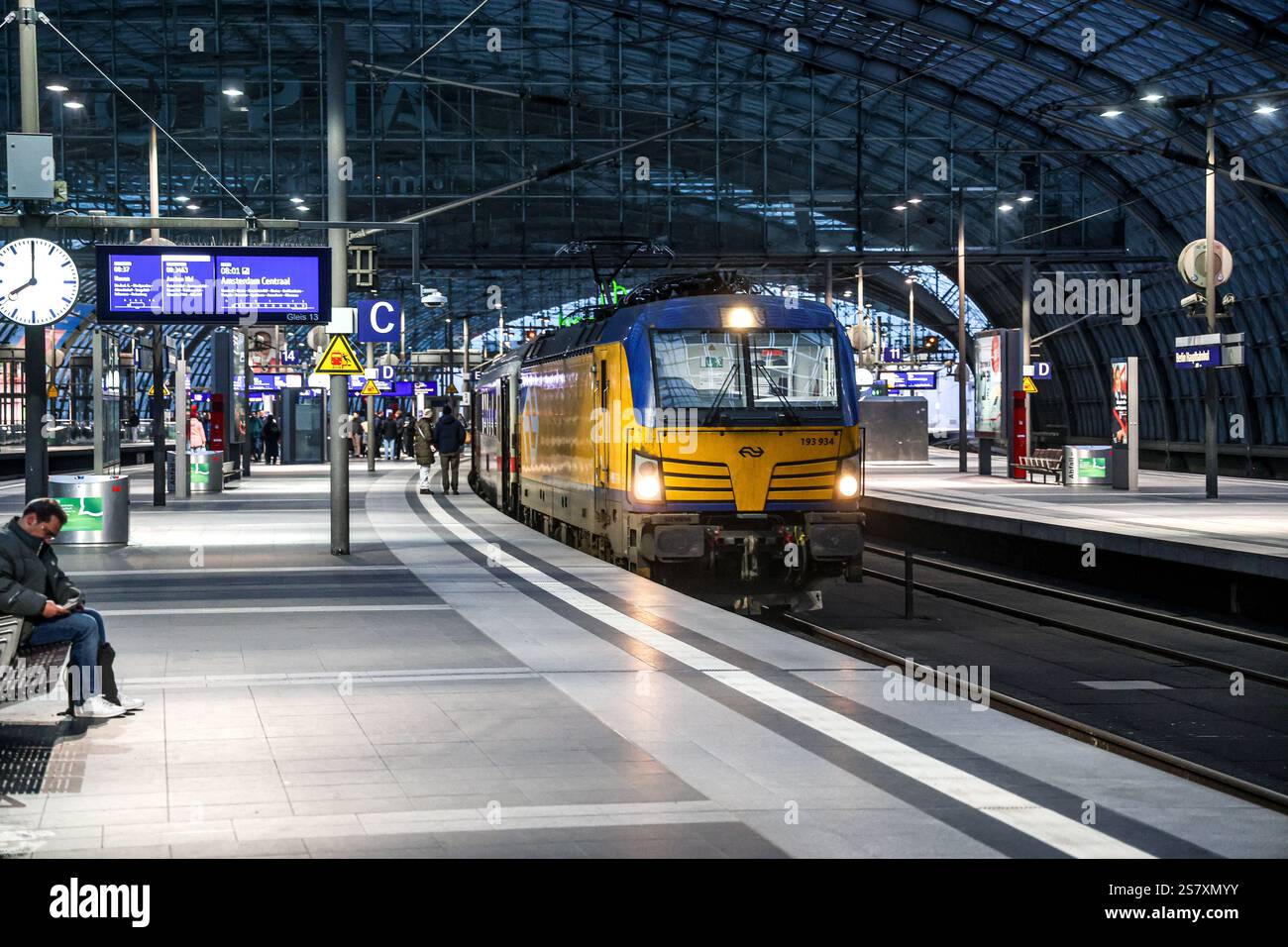 Eisenbahnverkehr - Berlin Hauptbahnhof - Intercity Zug von Berlin nach ...