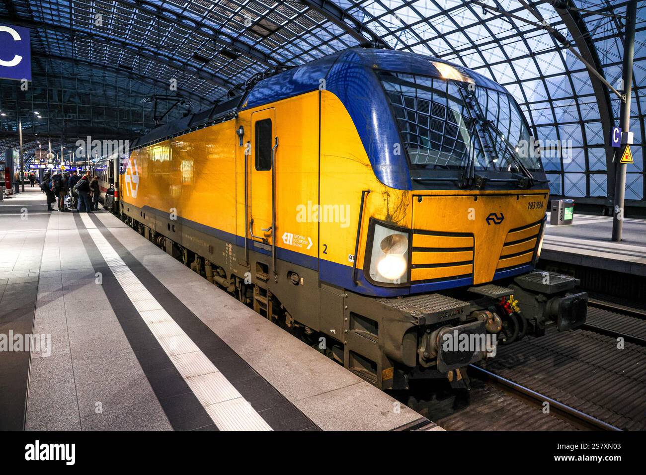 Eisenbahnverkehr - Berlin Hauptbahnhof - Intercity Zug von Berlin nach ...