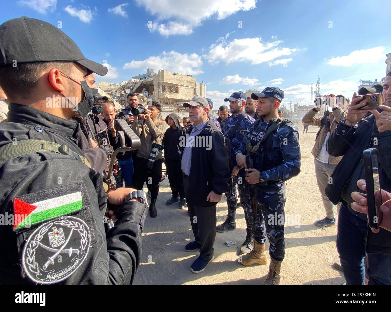 Palestinian Hamas police officers begin working to maintain security ...